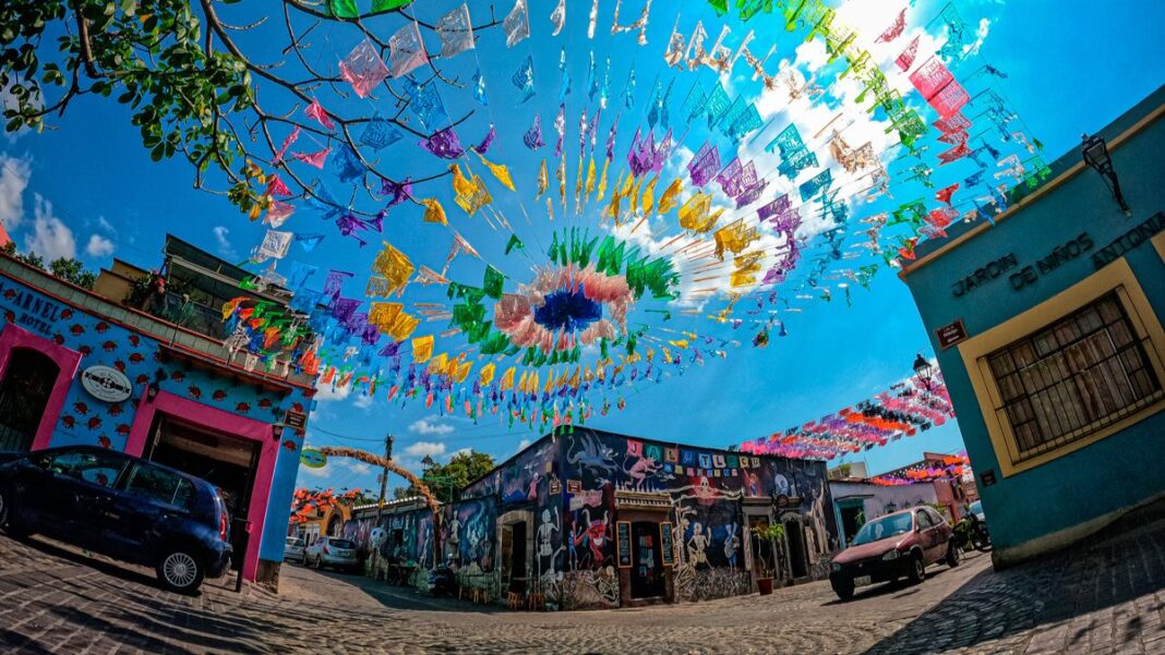 Visita uno de los barrios más hermosos y coloridos de México - Puros Viajes